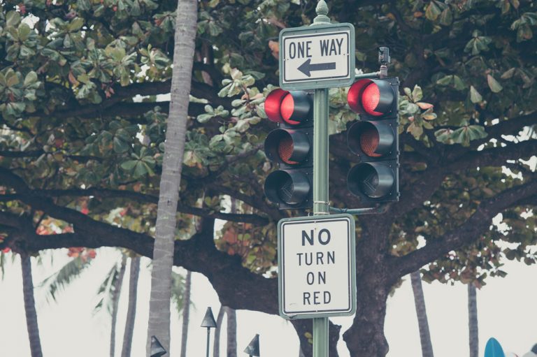 アメリカの飲酒や運転のルールは日本より厳しい！酒気帯び運転の事故数や基準を解説 | EIKARA