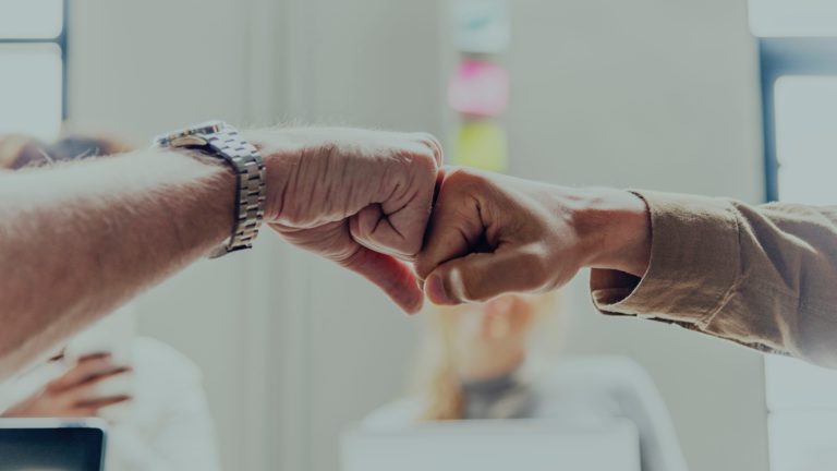 Hey guysの意味や答え方は？具体的なシーンや例文、類似表現を解説！ | EIKARA